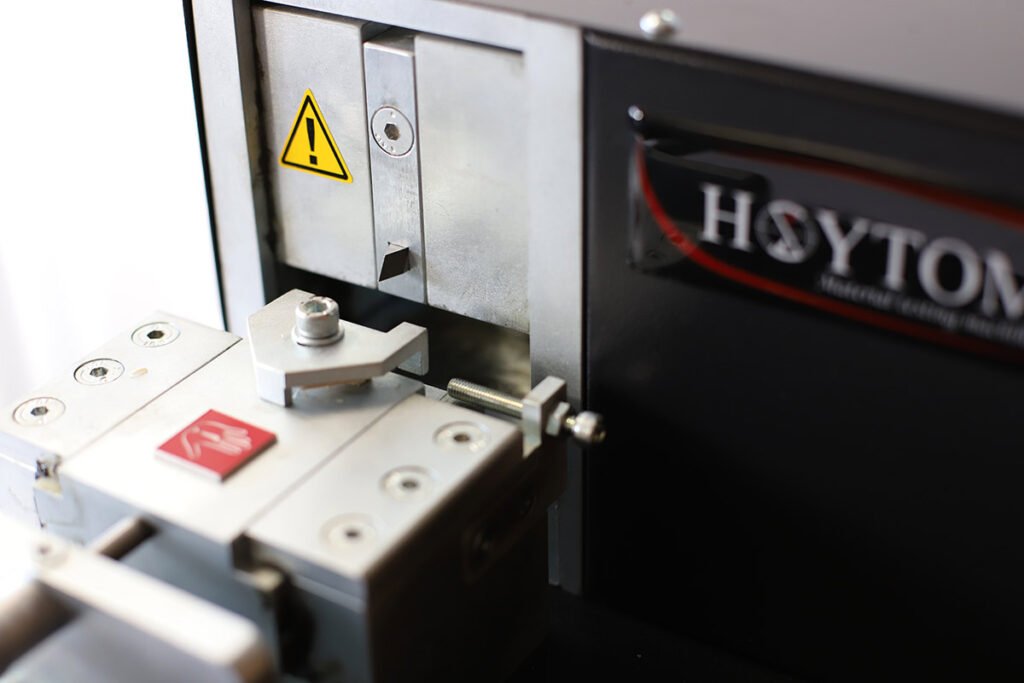 Brochadora Motorizada para Plásticos | Ensayos Charpy e Izod con Precisión